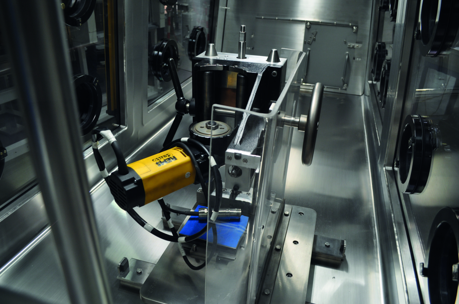 Glovebox Suite - Cyclife Aquila Nuclear | EDF Group